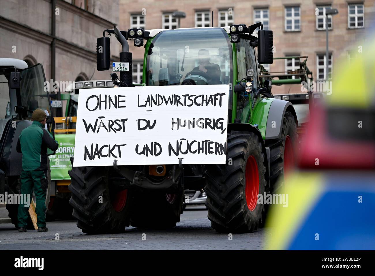 Teilnehmer der Bauernproteste fahren in Nürnberg mit ihren Traktoren im ...