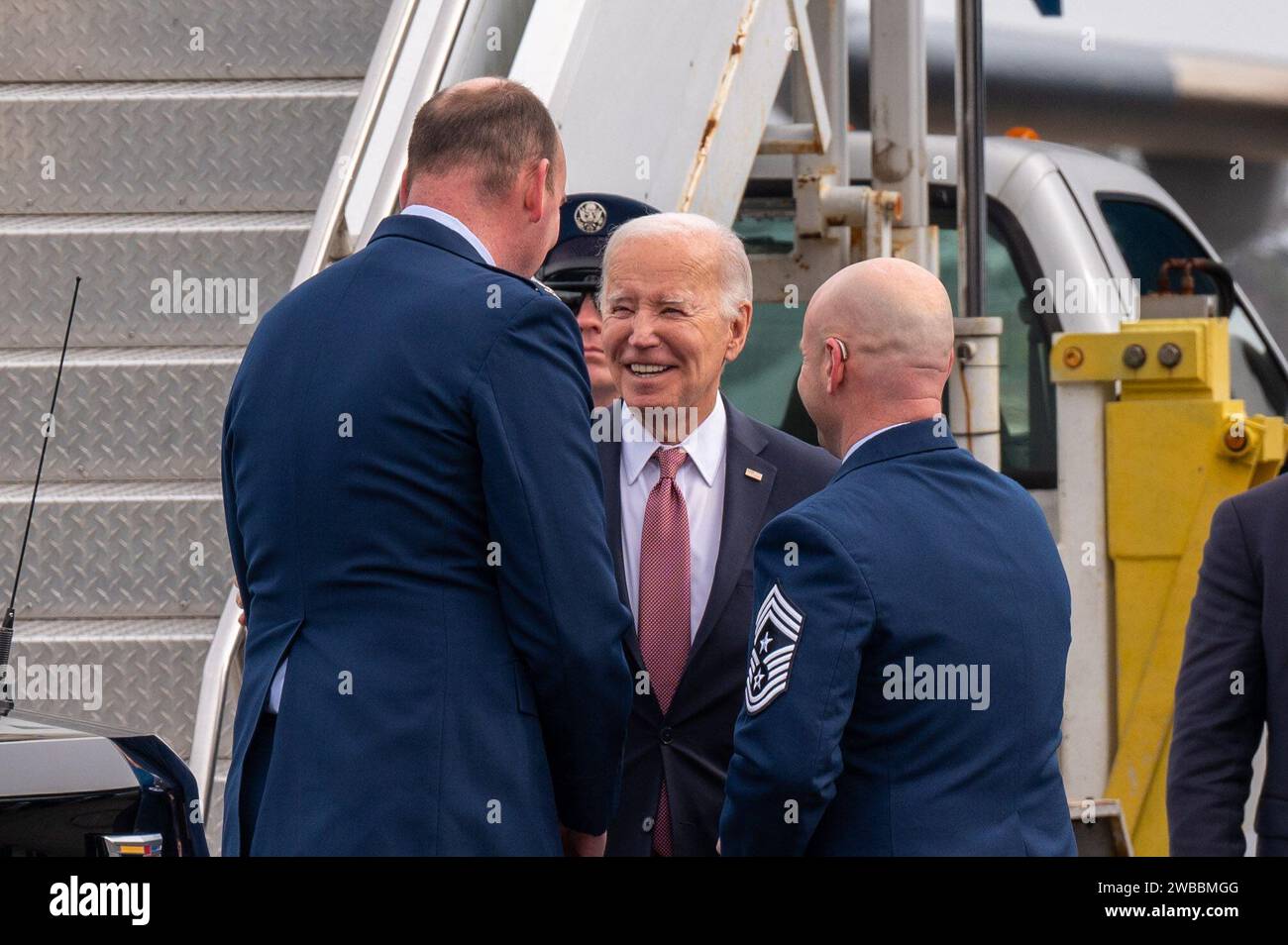 US-Präsident Joe Biden trifft auf US-Oberst Michael Freeman (links) und ...