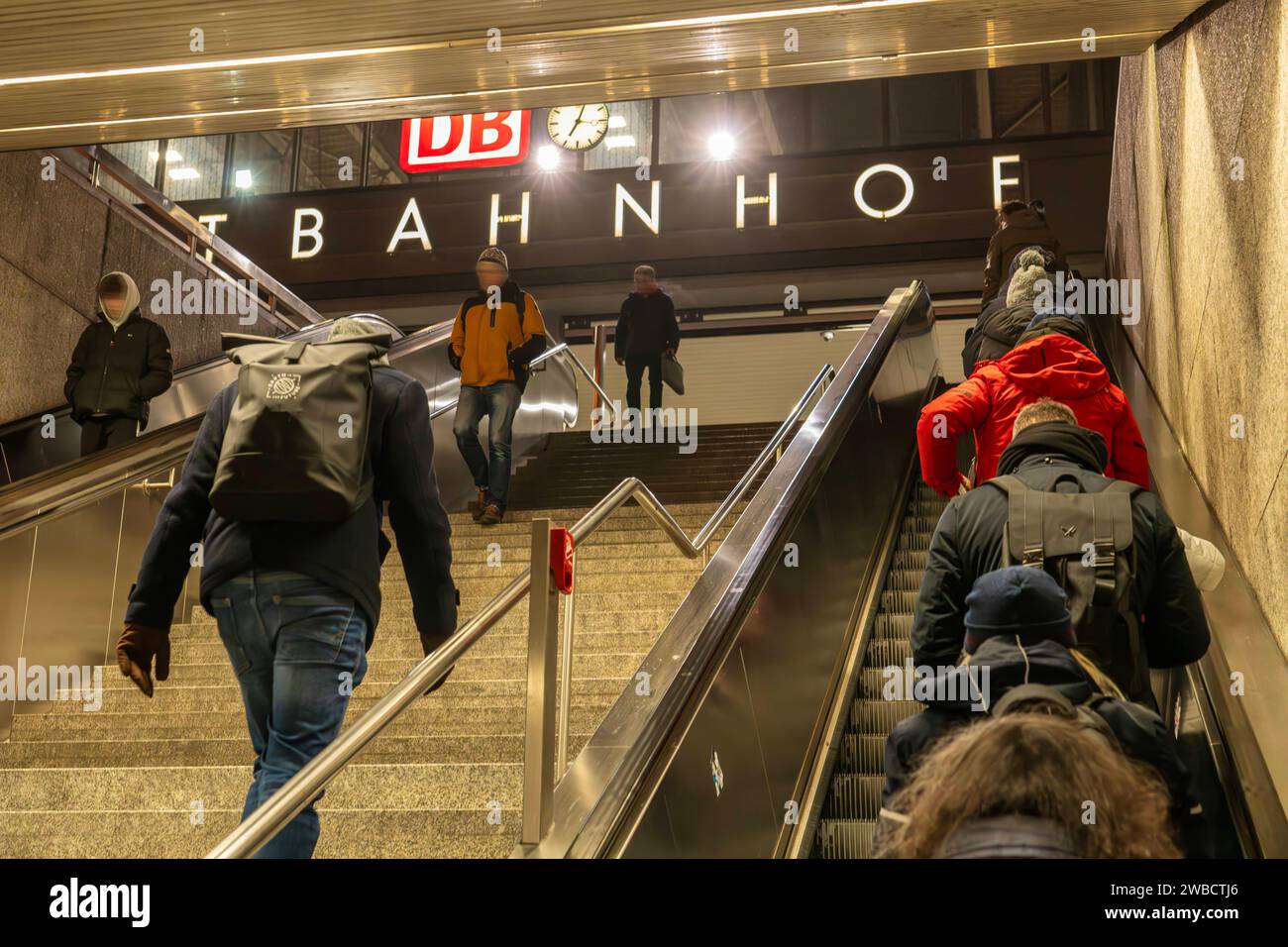 Streik der Lokführergewerkschaft GDL, Pendler morgens am Eingang zum Hauptbahnhof, München, 10 ...