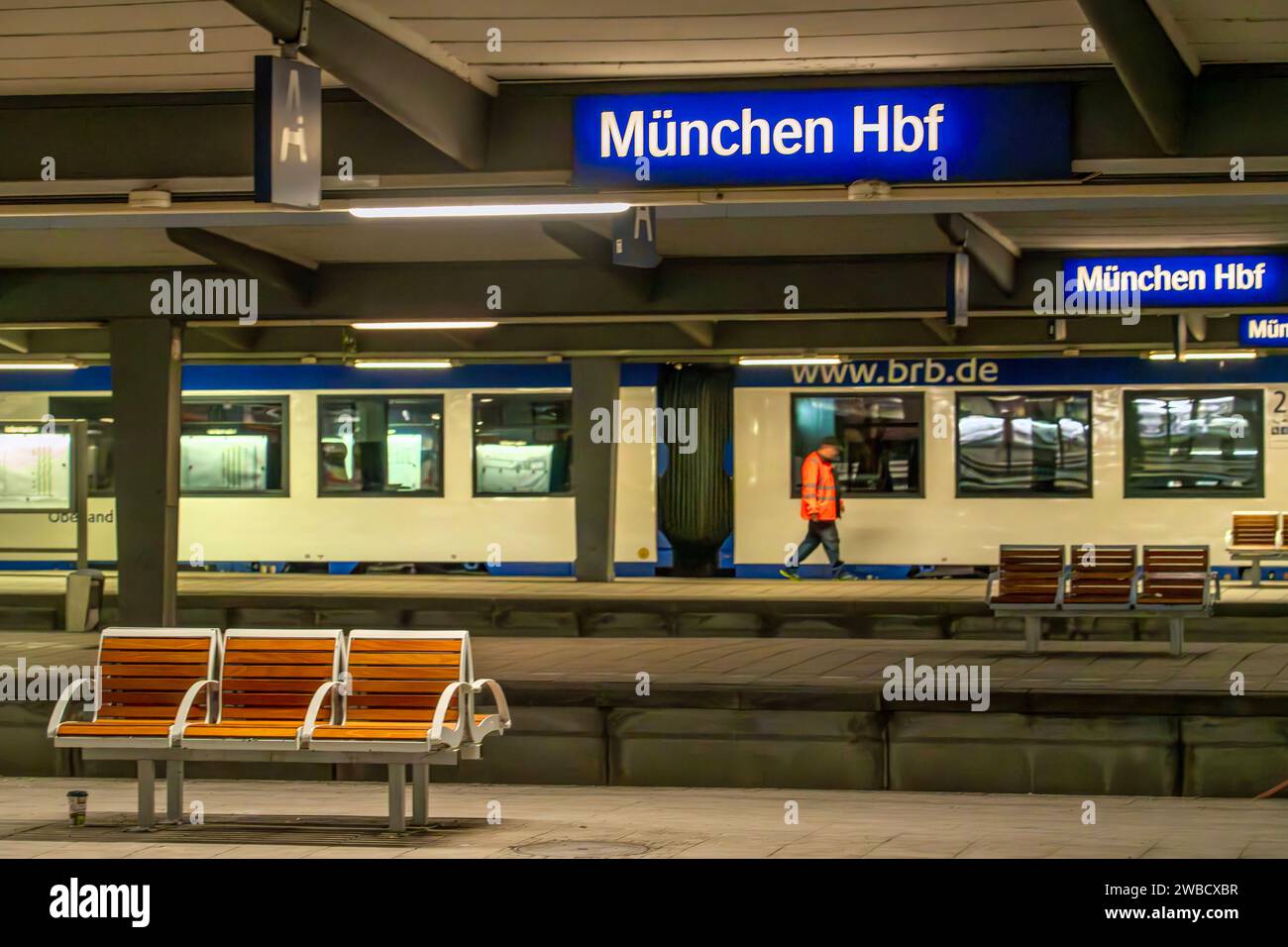 Streik der Lokführergewerkschaft GDL, leere Bahnsteige morgens im Hauptbahnhof, München, 10 ...
