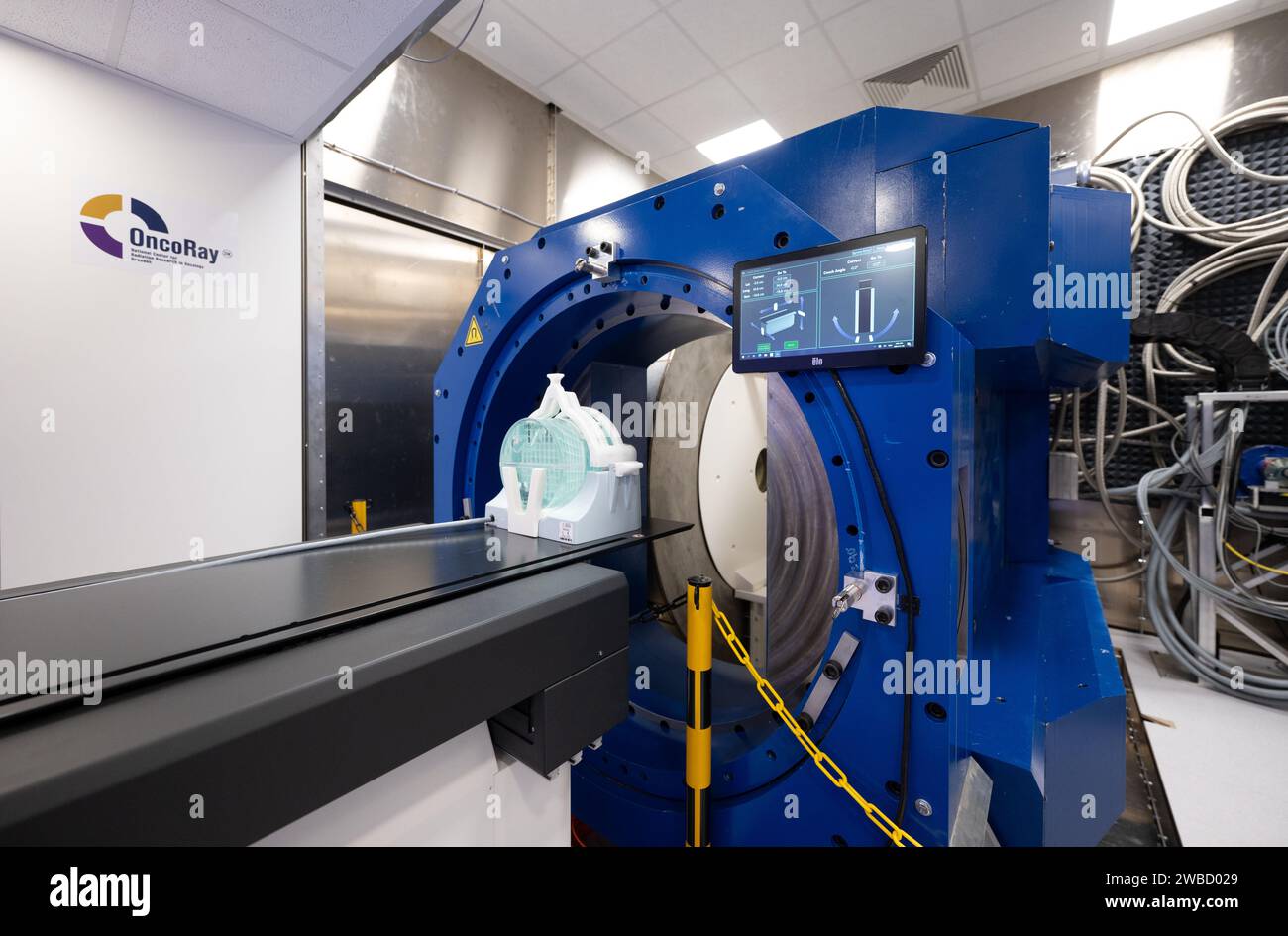 09. Januar 2024, Sachsen, Dresden: Vor der Protonentherapieeinrichtung ...