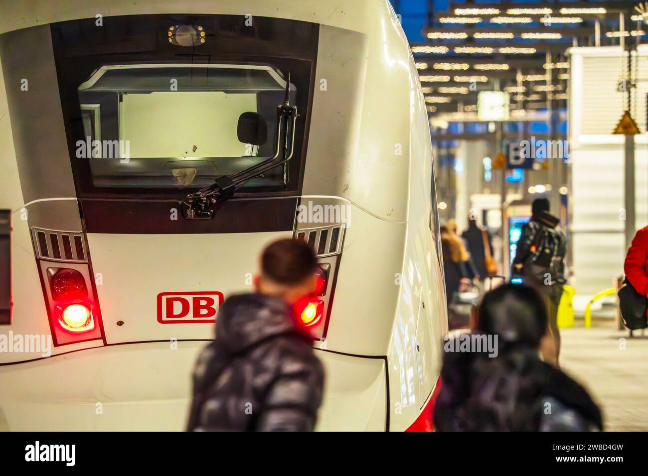 Streik der Lokführergewerkschaft GDL, einzelner ICE im Hauptbahnhof, Notfahrplan der Bahn ...