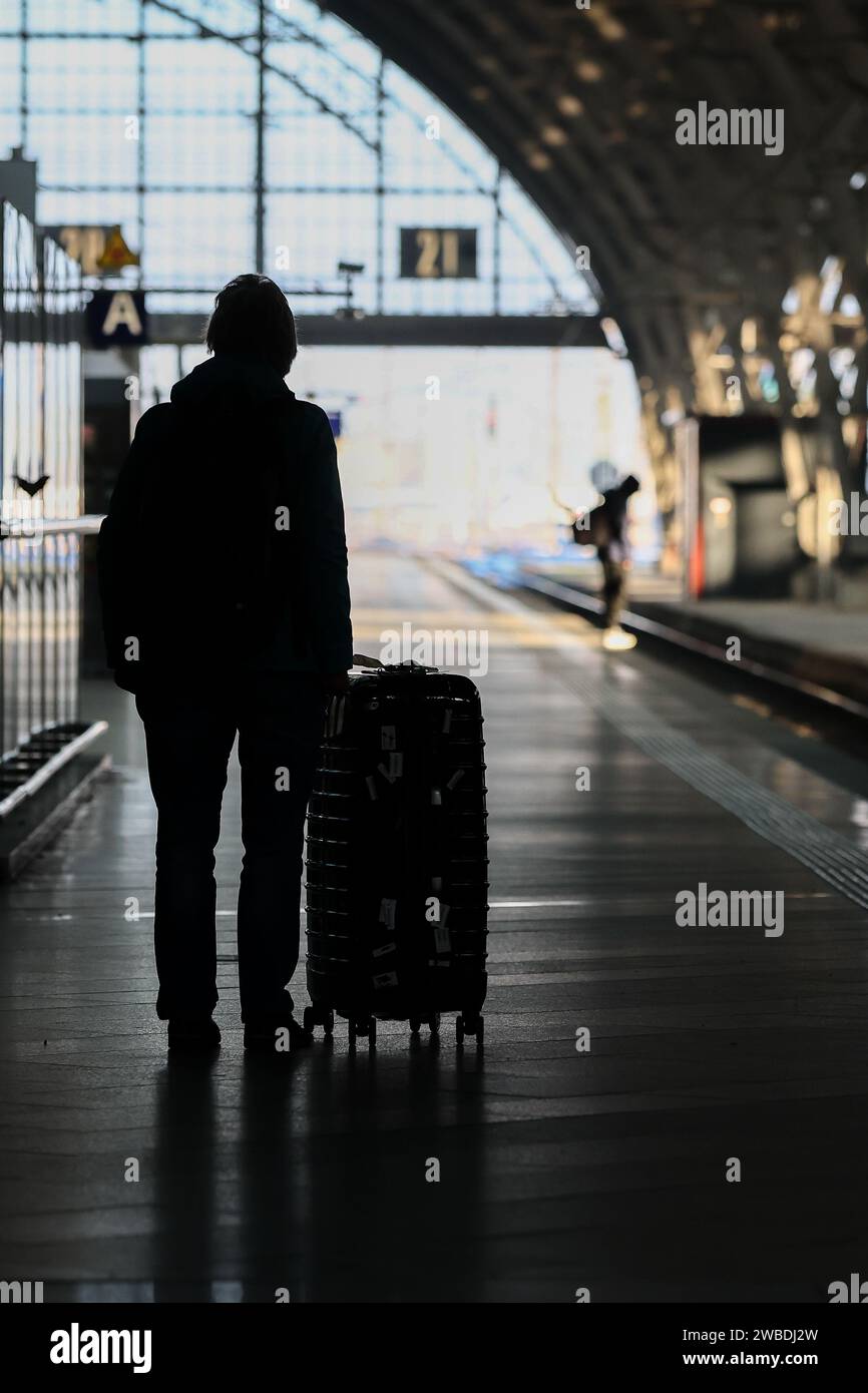 Leipzig Deutschland Januar 2024 Ein Passagier Steht An Einem Leeren Gleis Am Fast Verlassenen