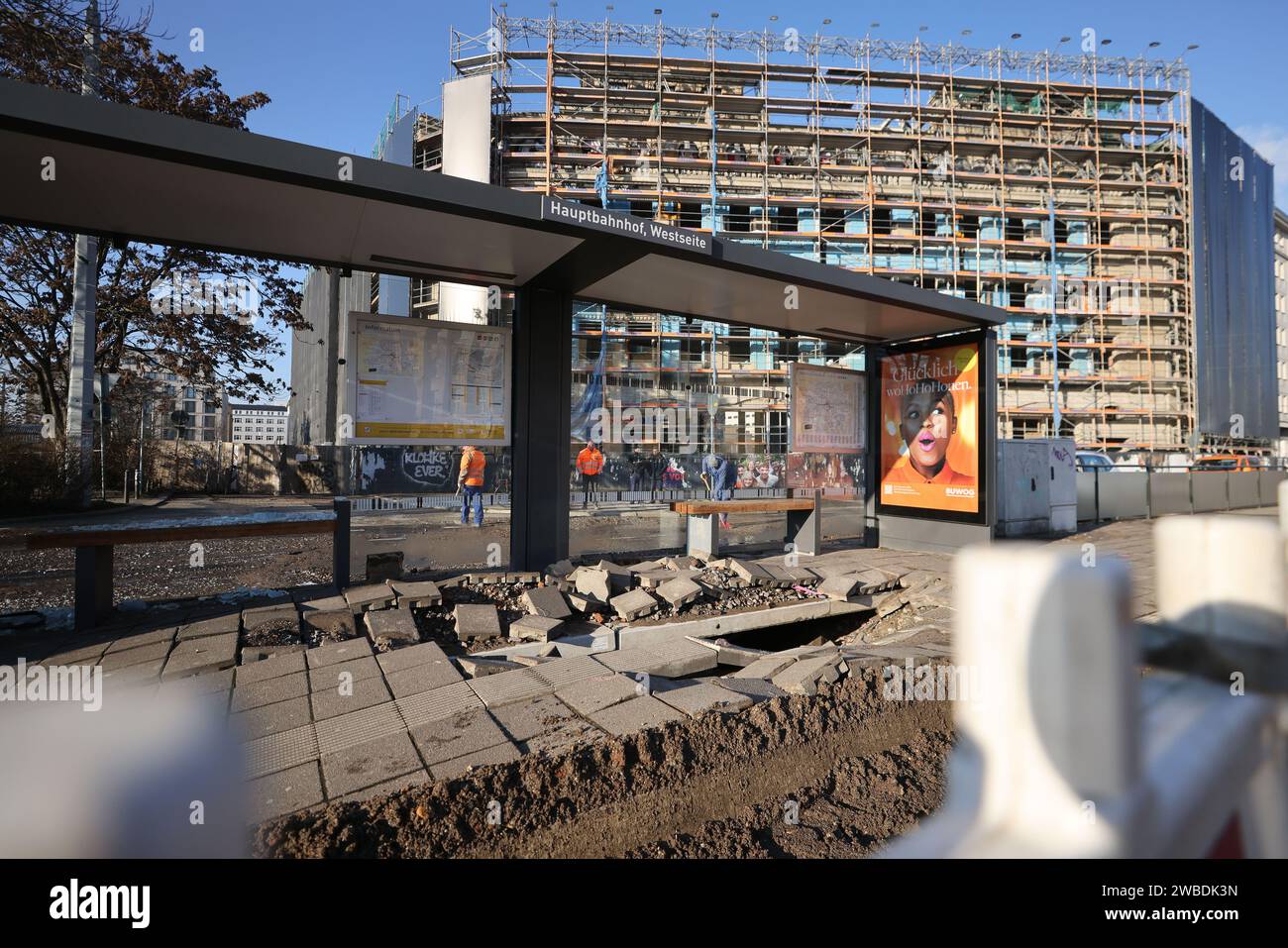 Leipzig, Deutschland. Januar 2024. Eine Straßenbahnhaltestelle wurde ...