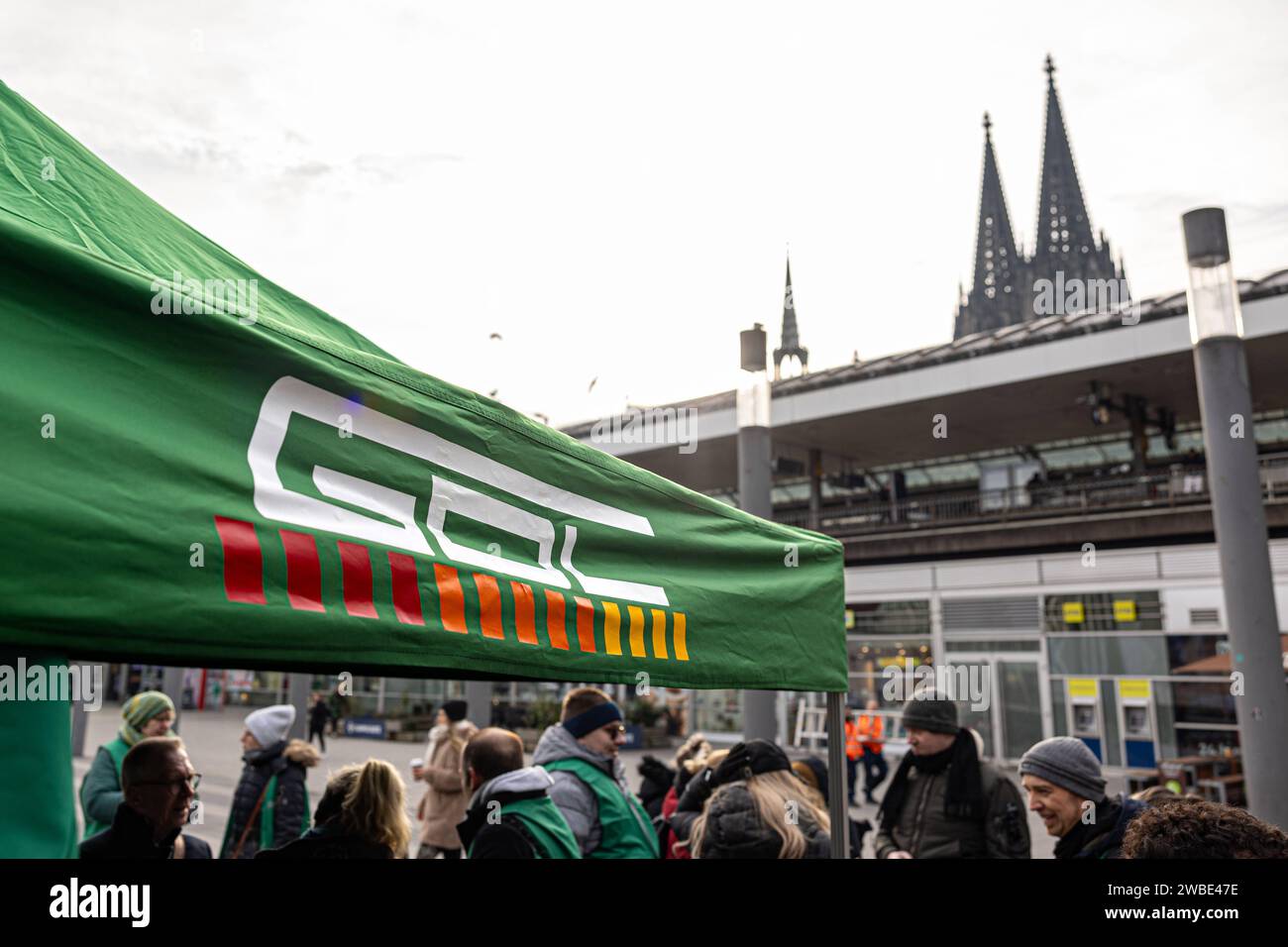 Mitglieder der GDL haben eine Streikposten auf dem Breslauer Platz vor dem Kölner Hauptbahnhof ...