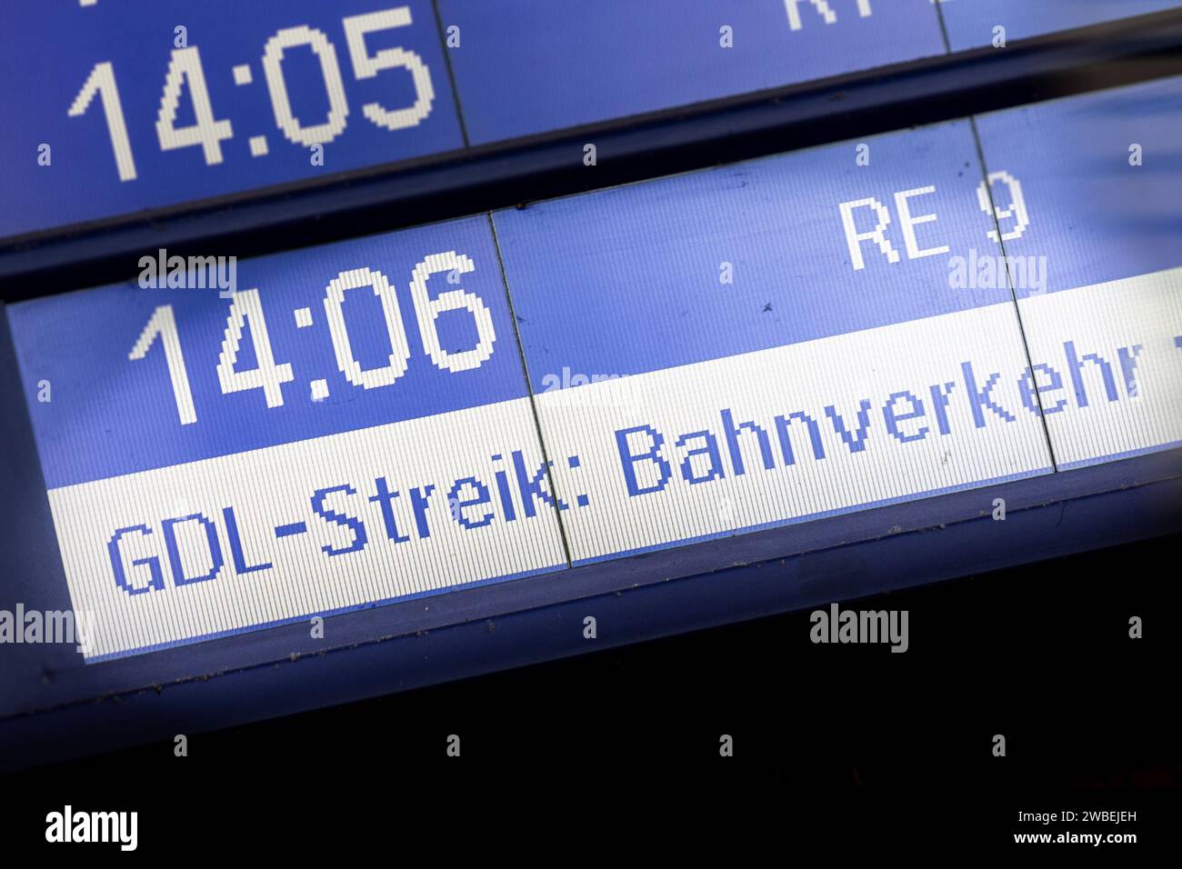 Kassel, Deutschland, 10. Januar 2024, GDL-Streik - auf einer Anschlagtafel im Bahnhof Kassel ...