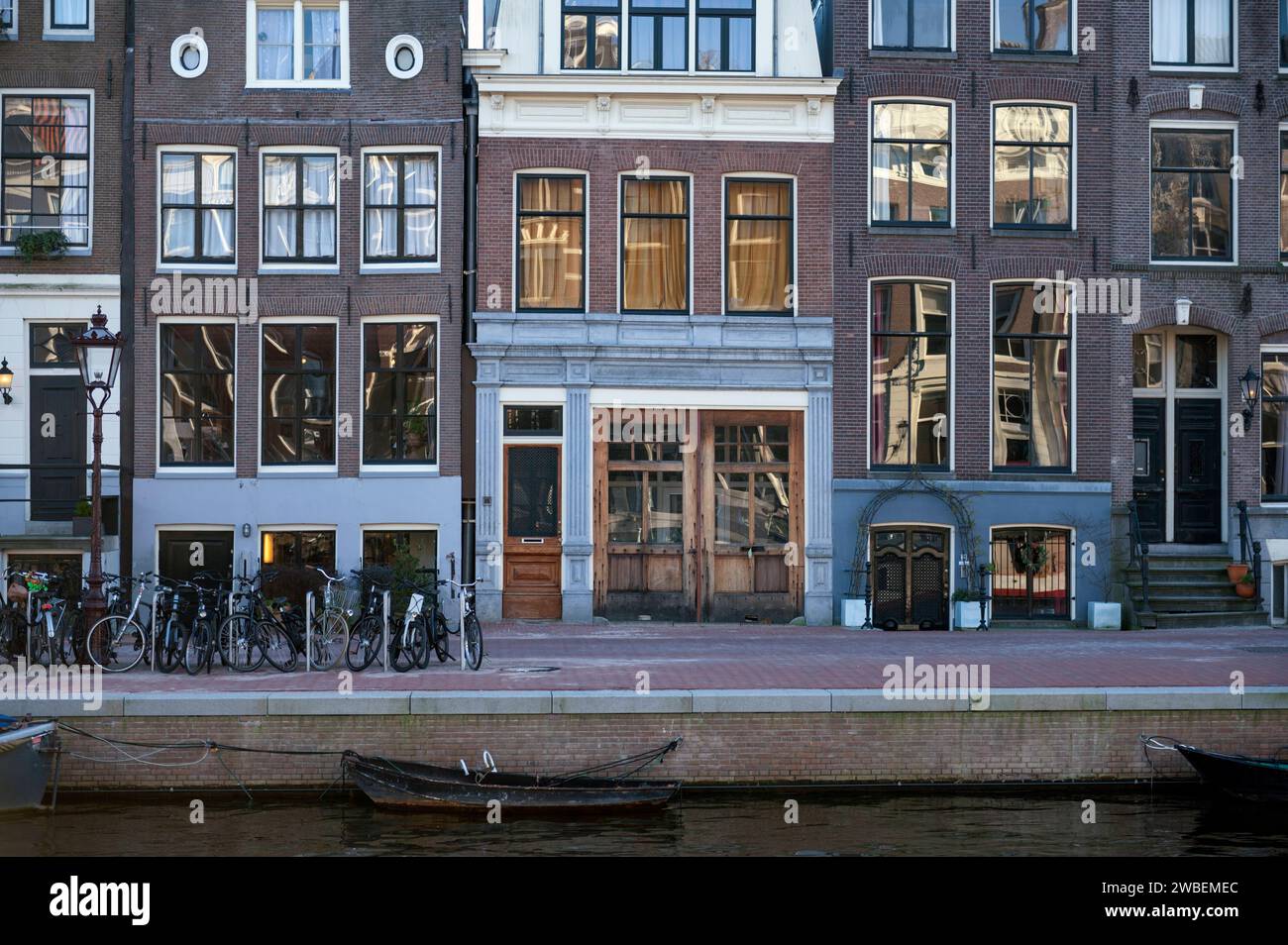Amsterdam Niederlande 10. Januar 2024 neu renovierte Grachtenwände an ...
