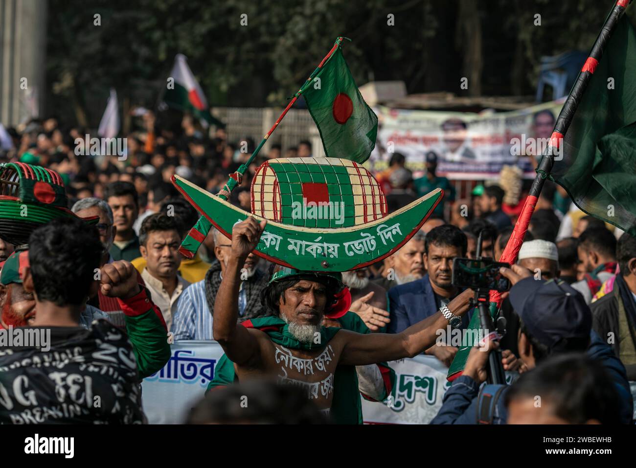 Ein Anhänger der amtierenden Partei der Awami-Liga in Bangladesch wird ...