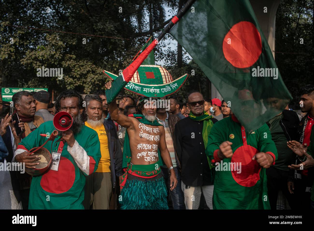Ein Anhänger der amtierenden Partei der Awami-Liga in Bangladesch wird ...