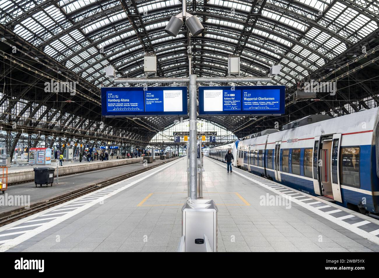 Elegantes Sie Fahren Zur Hauptverkehrszeit Bild