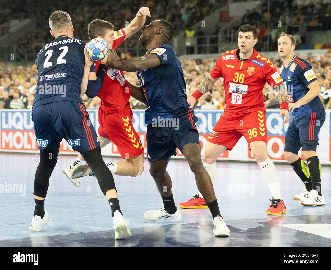 Marko Mitev (Nordmazedonien, #10) im Griff von Luka Karabatic ...