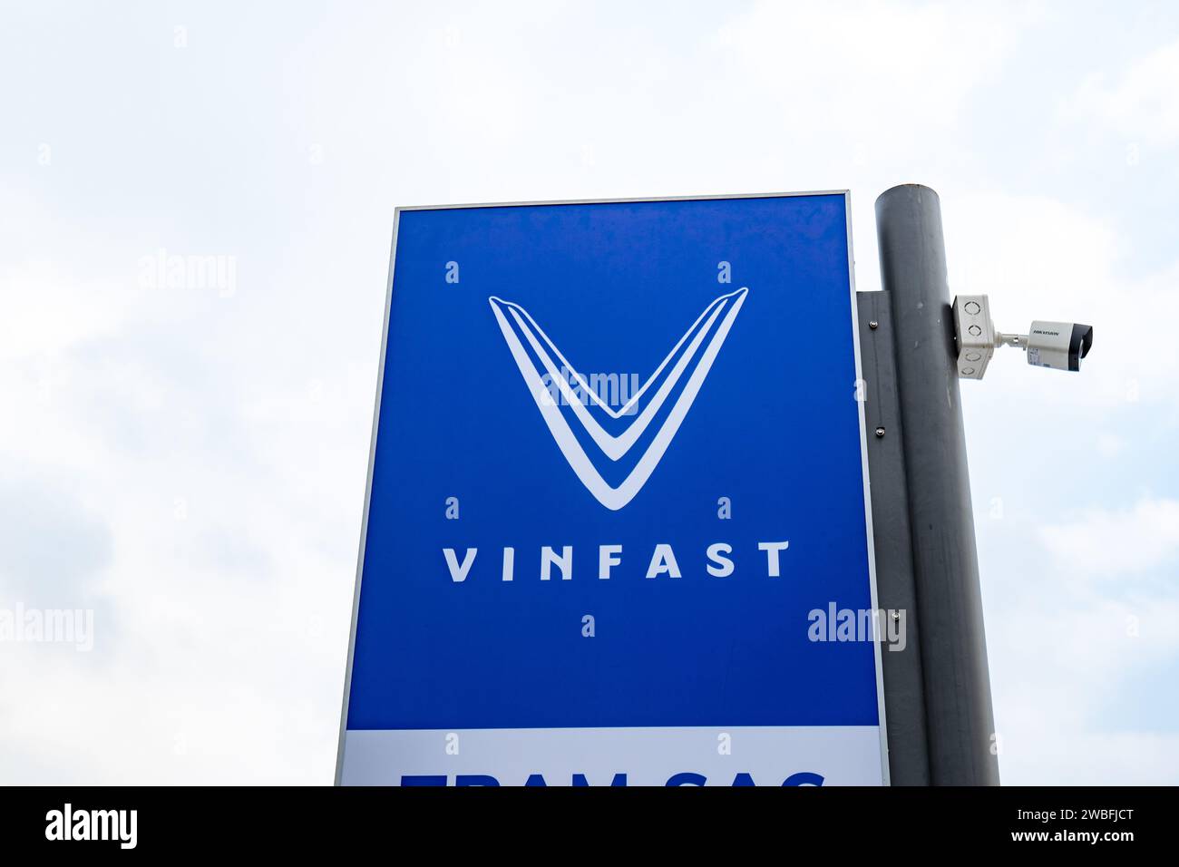 Hanoi, Vietnam - 01.09.2024: Logo des Unternehmens Vinfast in Vietnam ...