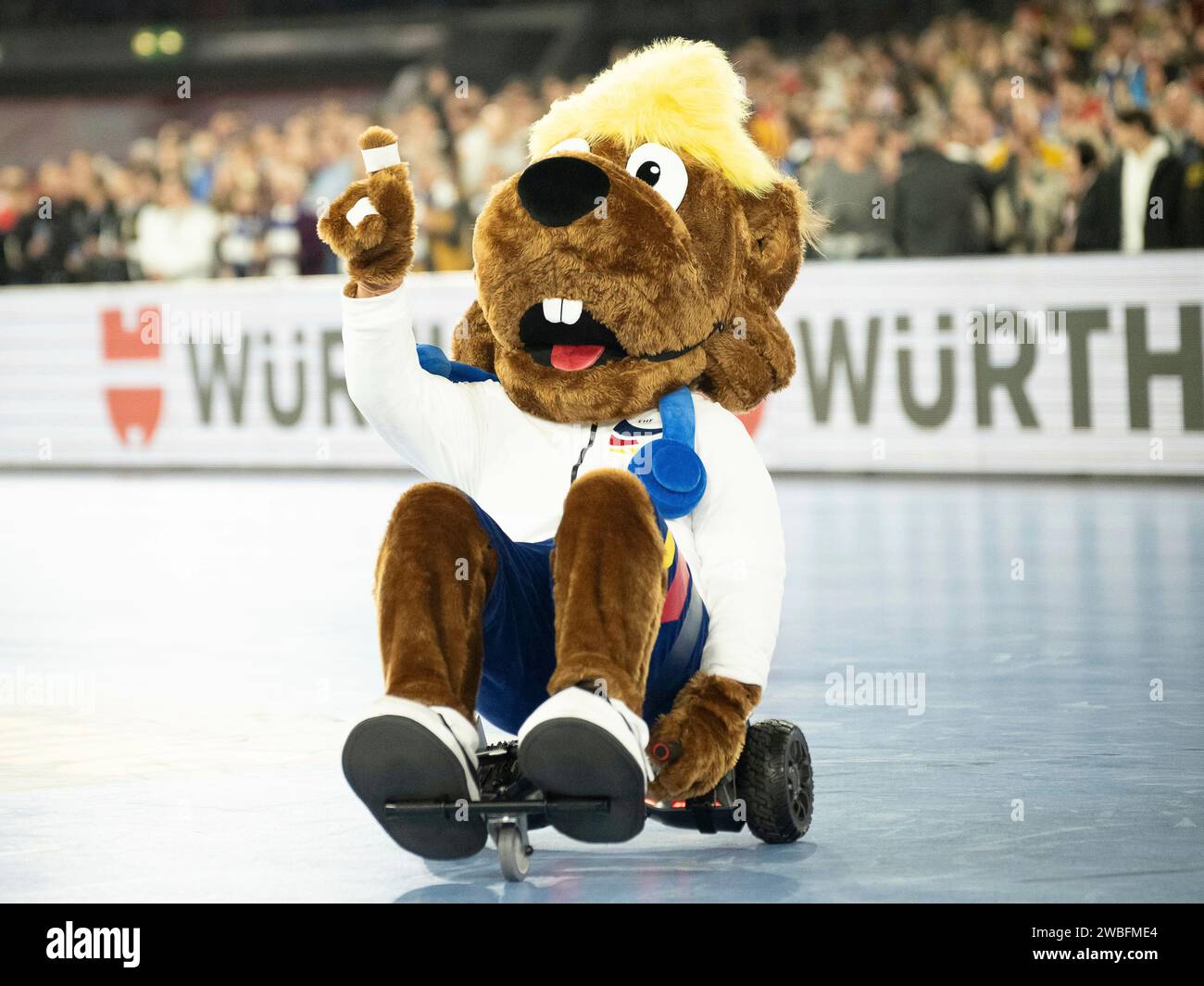 Das Maskottchen der EHF Euro 2024 waehrend eines Timeouts. Deutschland ...