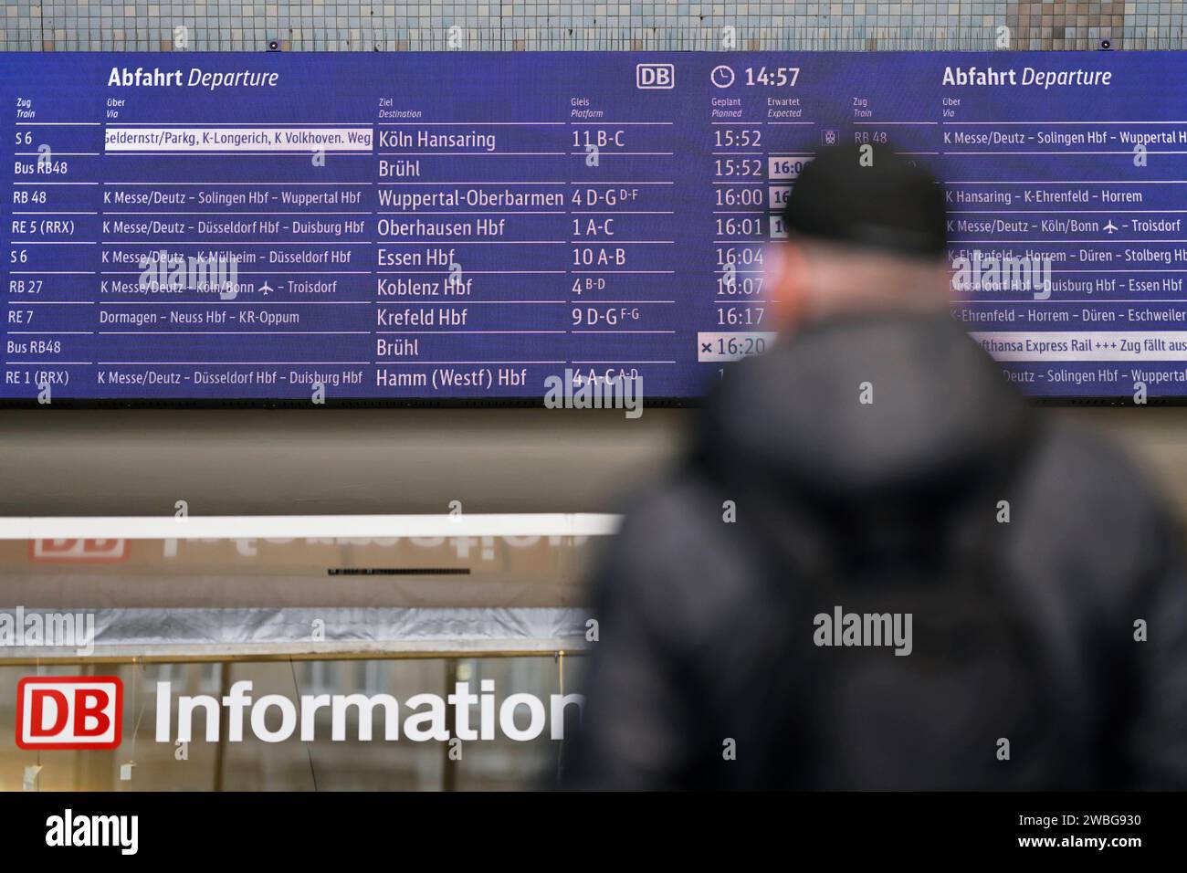 Der Kölner Hauptbahnhof ist weitgehend verlassen - Wartehalle und Gleise sind fast leer. Die ...