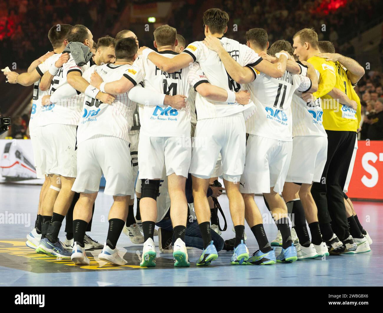 Die deutsche Mannschaft feiert huepfend ihren Sieg. Deutschland vs ...