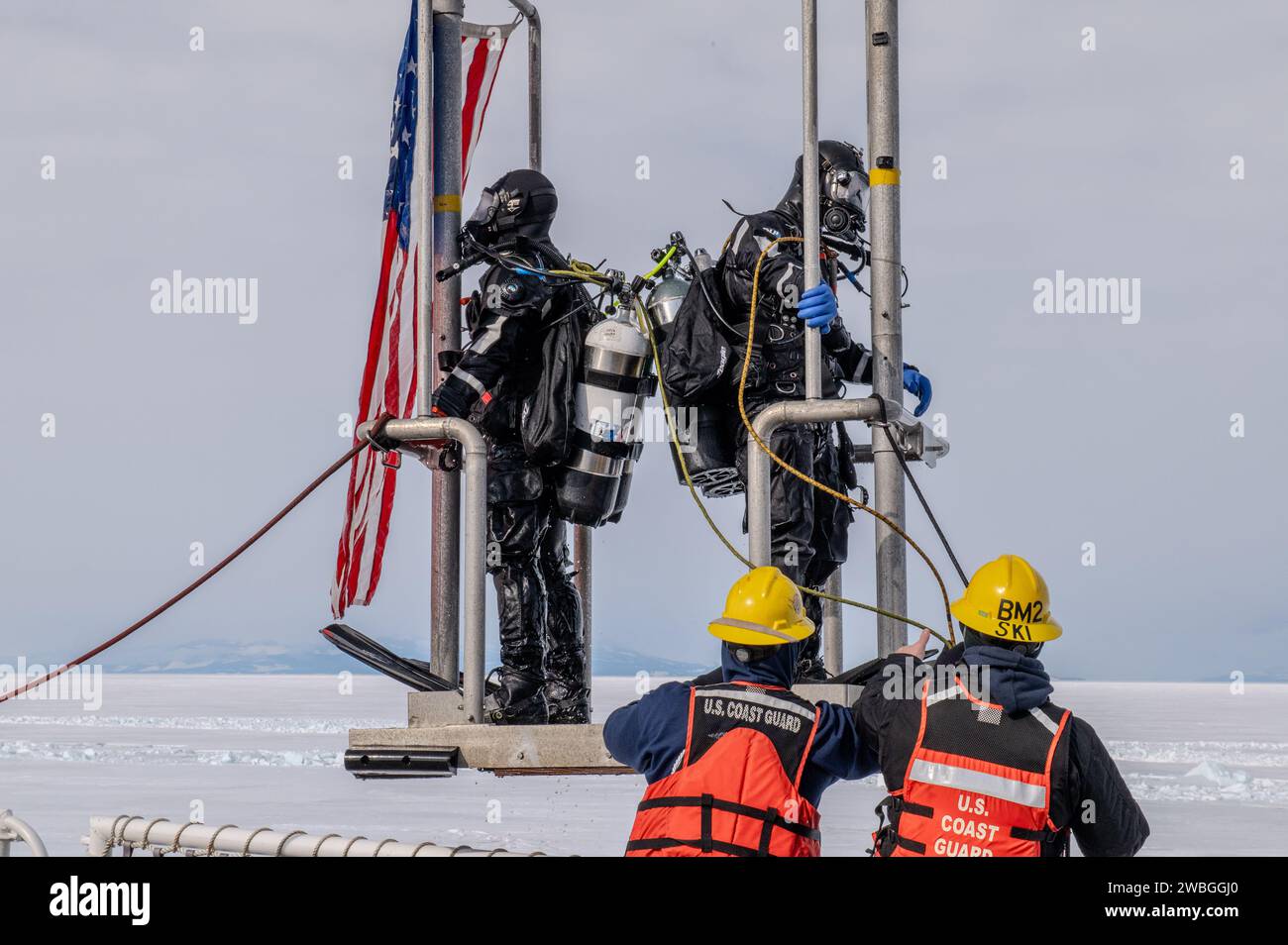 Der U.S. Coast Guard Cutter Polar Star (WAGB 10) hebt die U.S. Coast ...