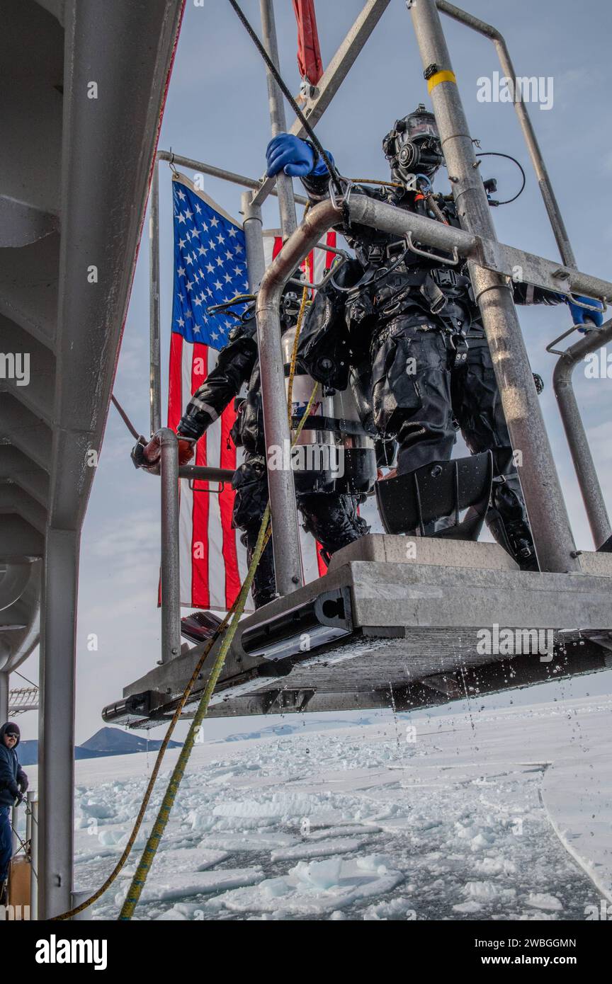 Der U.S. Coast Guard Cutter Polar Star (WAGB 10) bringt die Taucher der ...