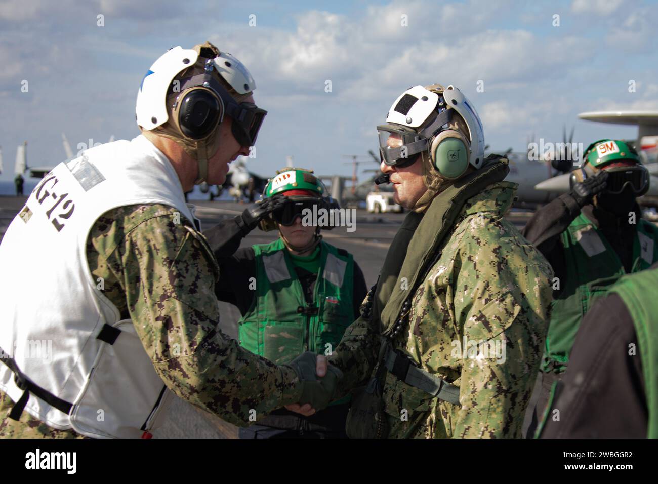 ADM. Stuart Munsch, Mitte rechts, Kommandeur, U.S. Naval Forces Europe ...