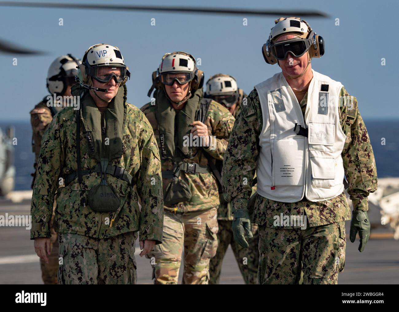 Stuart Munsch, links, Kommandeur, U.S. Naval Forces Europe/Africa ...