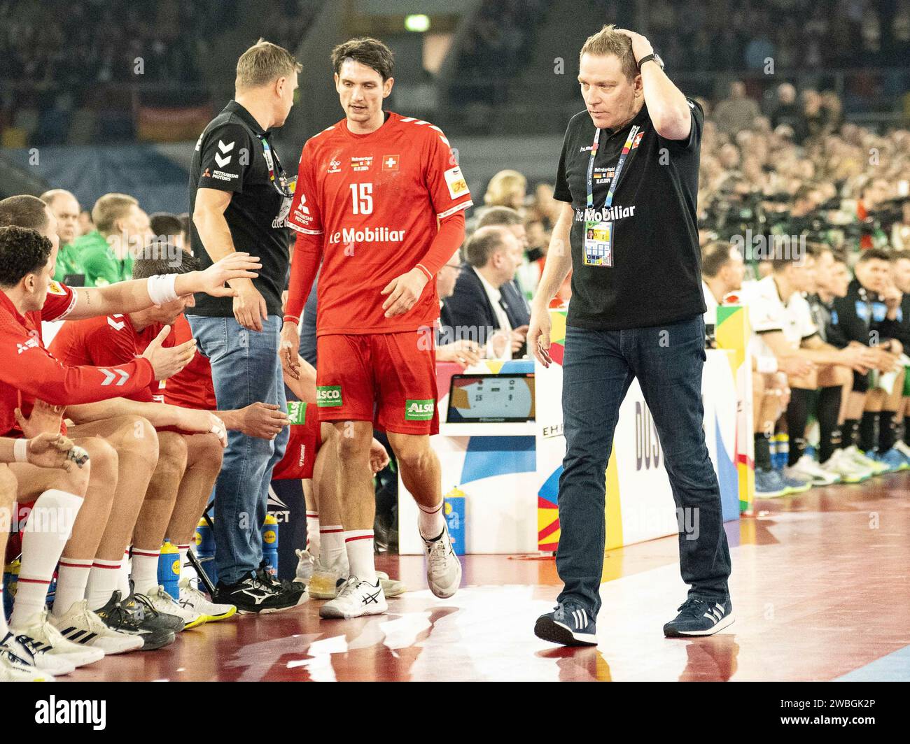 Michael Suter (Schweiz, Trainer) rauft sich die Haare. Dabei Nicolas ...