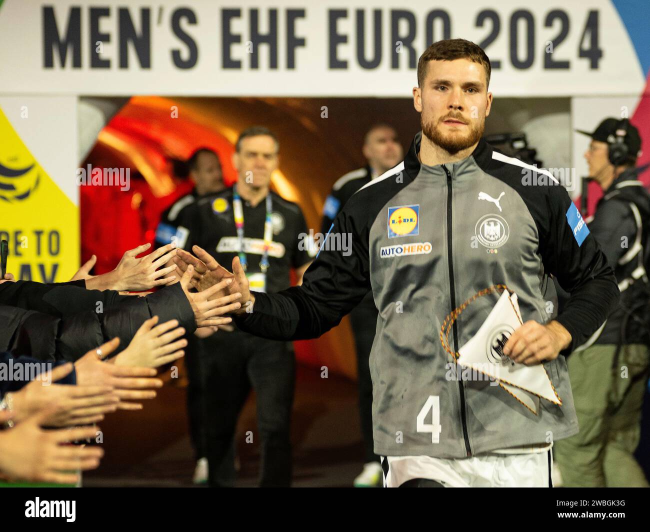 Als letztes Spiel laeuft Johannes Golla (Deutschland, #04) ins Stadion ...