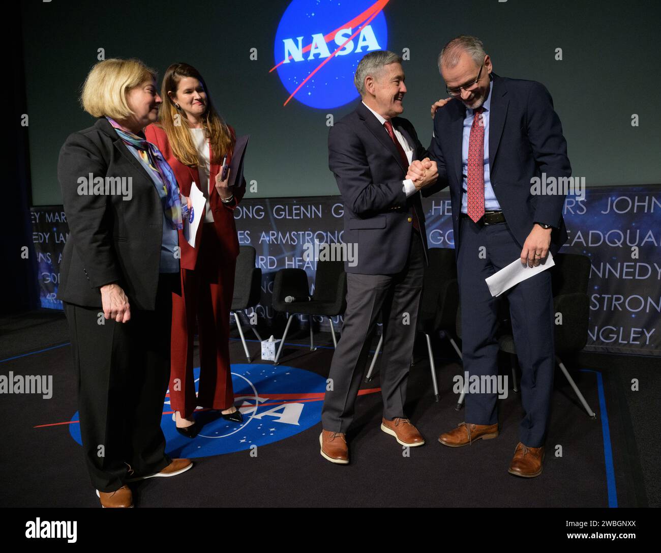 NASA-Associate Administrator Bob Cabana, 3. Von links, schüttelt die ...
