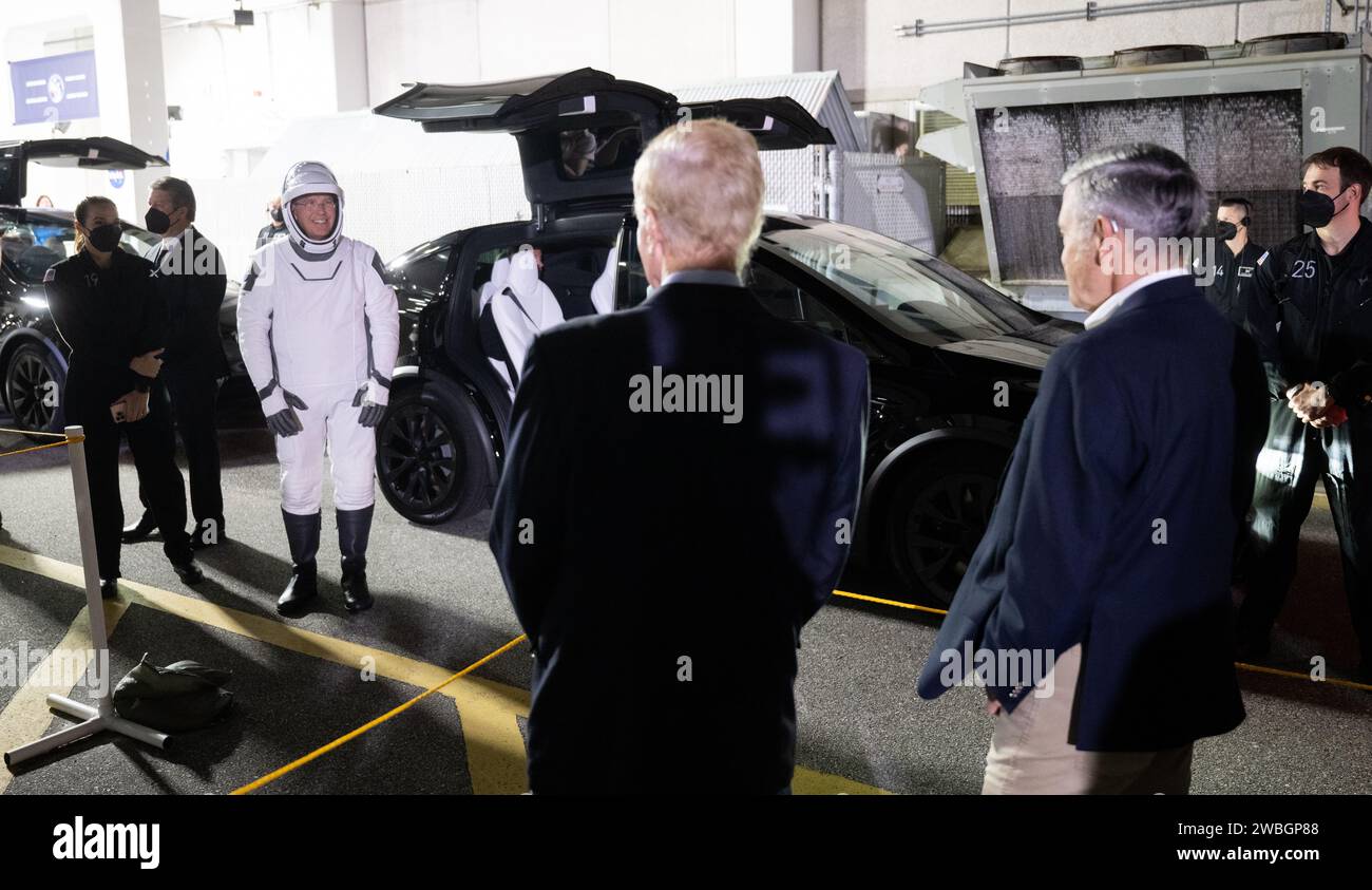 NASA-Astronaut Stephen Bowen, links, spricht mit NASA-Administrator ...