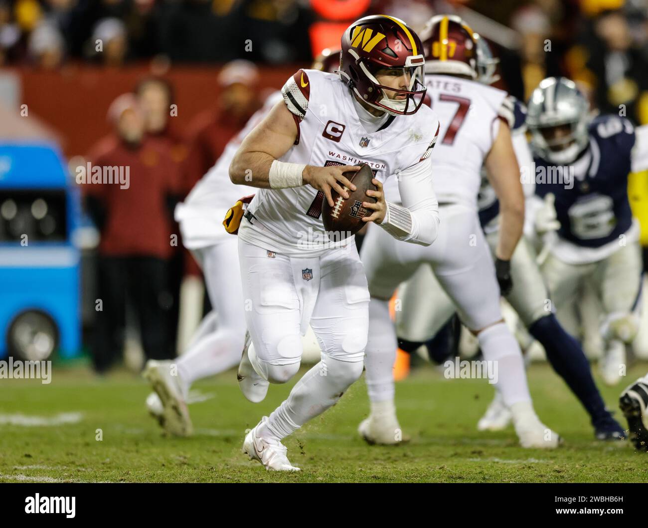 Washington Commanders Quarterback Sam Howell (14) mit dem Carry gegen ...