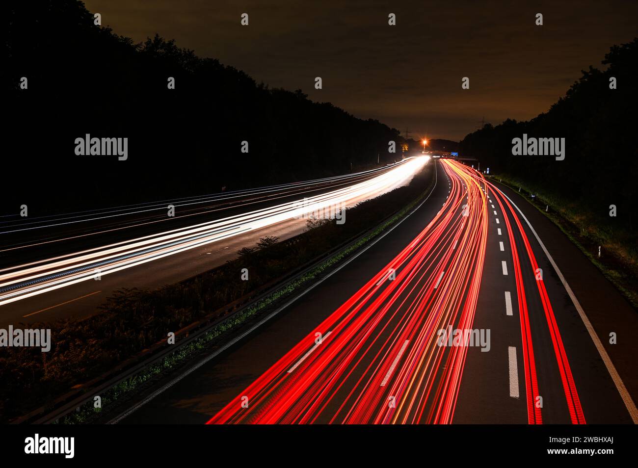 Fahrzeugspur auf der autobahn -Fotos und -Bildmaterial in hoher Auflösung – Alamy