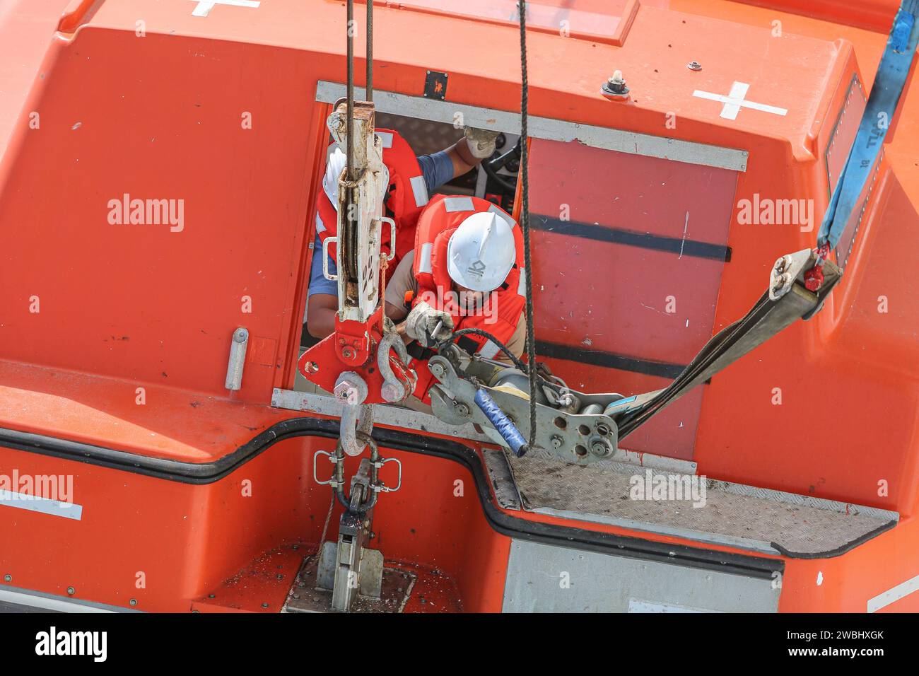 Kreuzfahrtschiff evakuiert -Fotos und -Bildmaterial in hoher Auflösung ...
