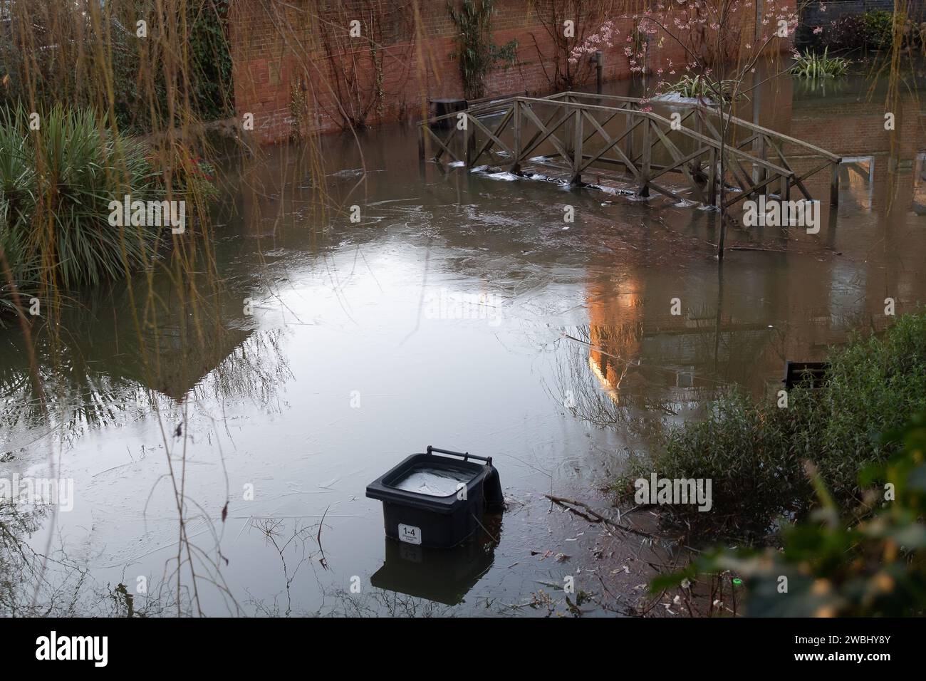 Gefrorenes Hochwasser im Barnes Pool neben dem Eton College. Die ...