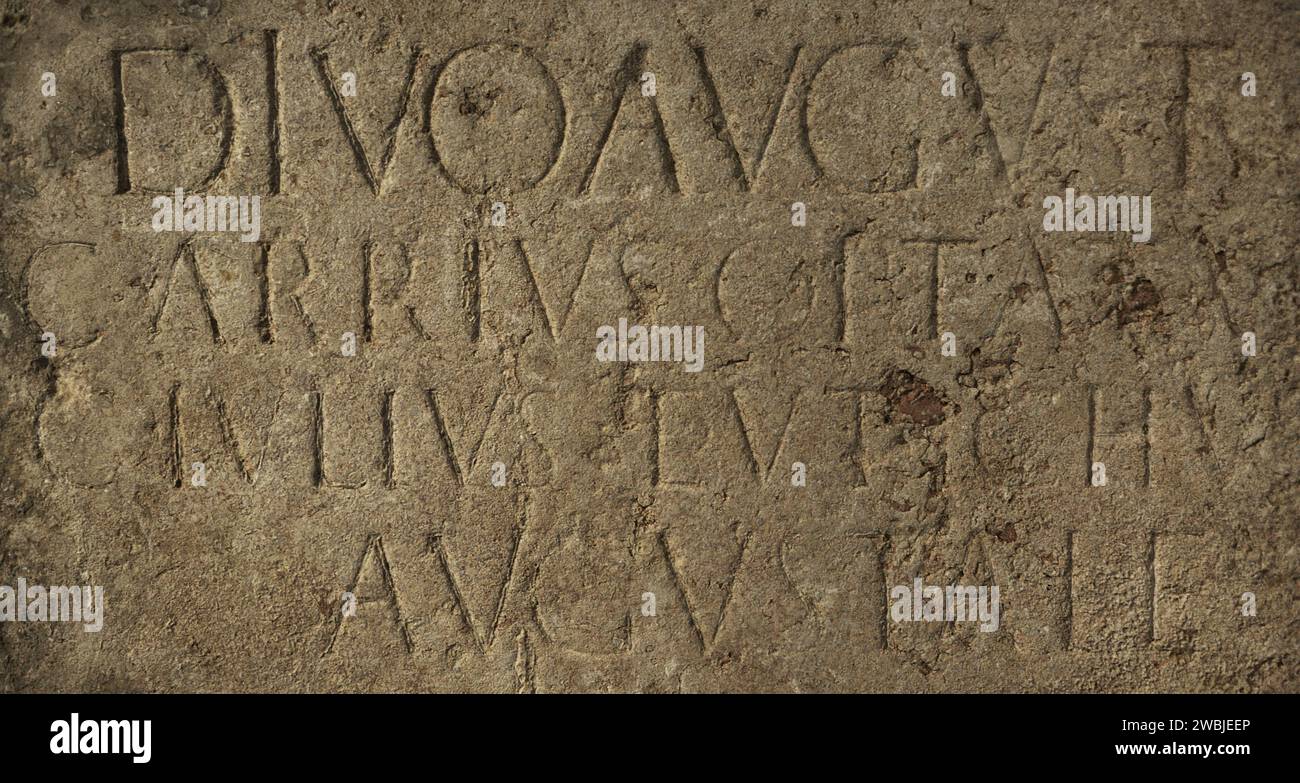 Sockel zu Ehren des Göttlichen Augustus, von Caius Arrius Optatus und ...