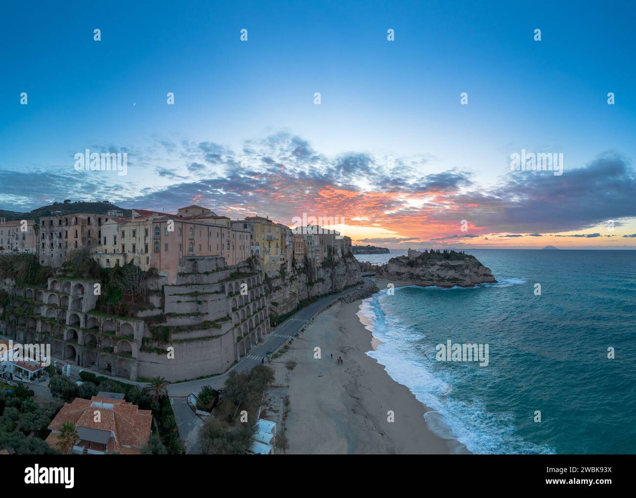 Tropea, Italien - 16. Dezember 2023: Panoramablick auf den Strand von ...