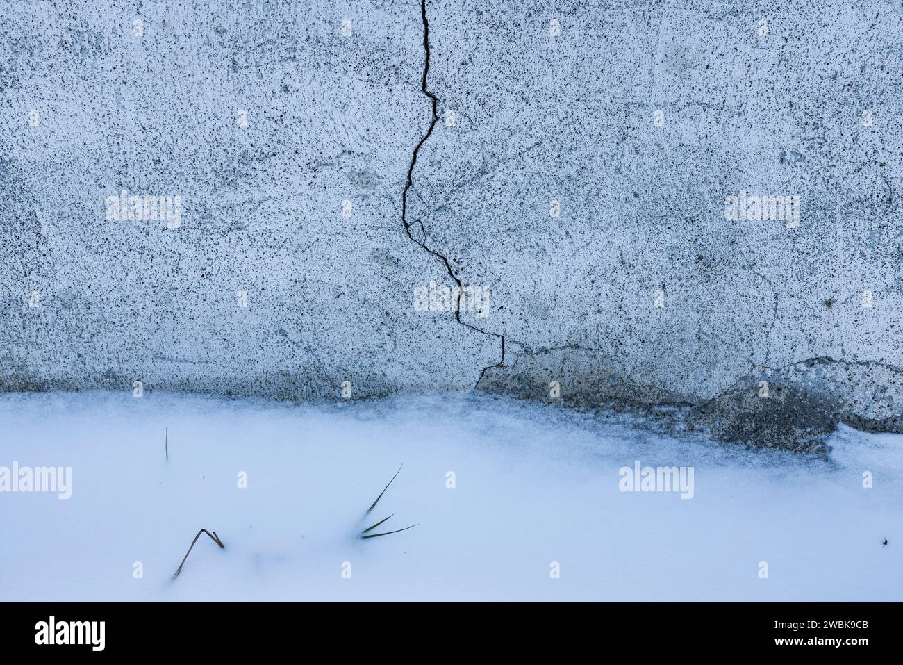 Riss in einer wand -Fotos und -Bildmaterial in hoher Auflösung – Alamy