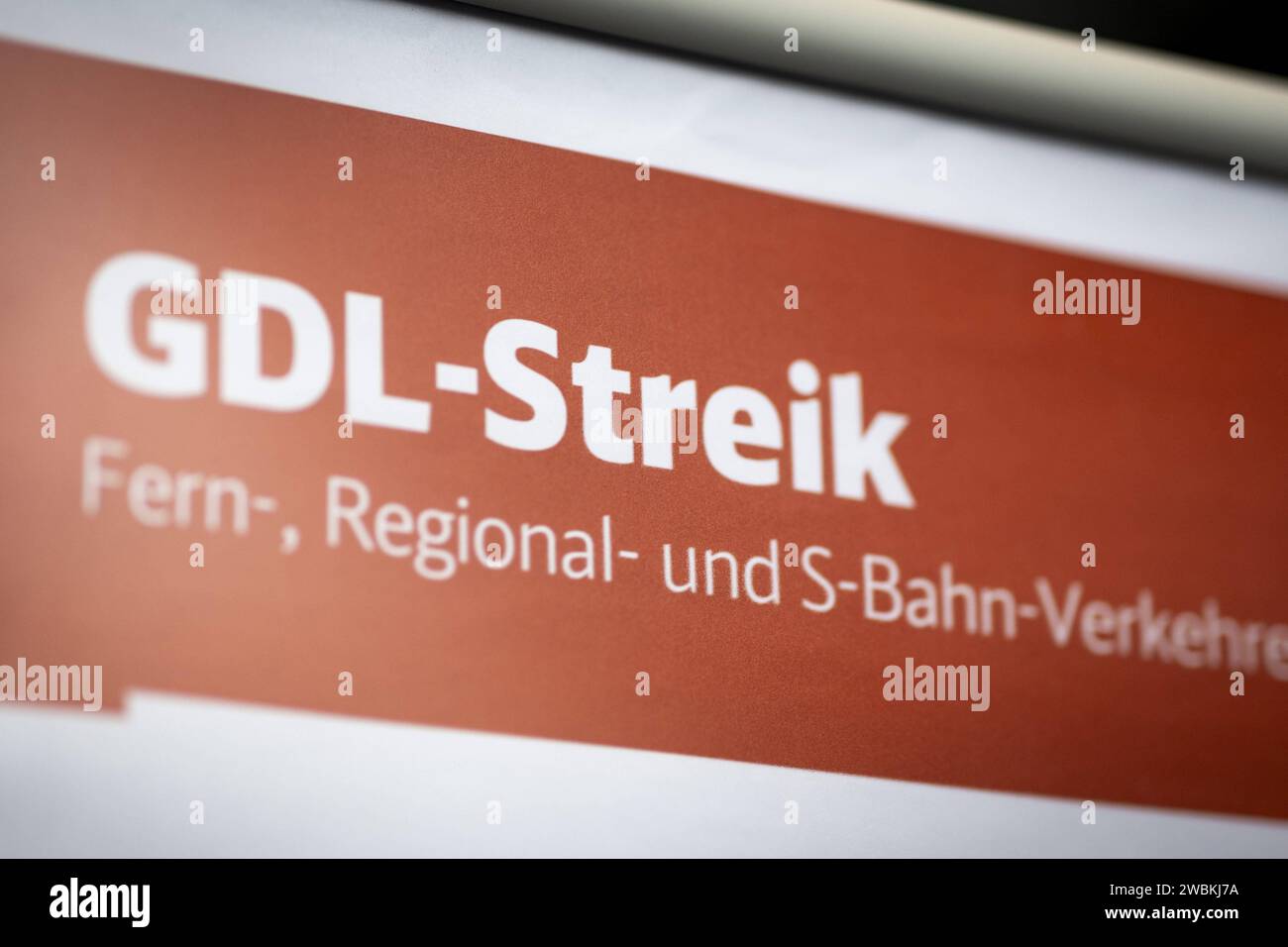 Auf einem Schild am Berliner Hauptbahnhof wird auf den Bahn Streik der GDL hingewiesen. Heute ...