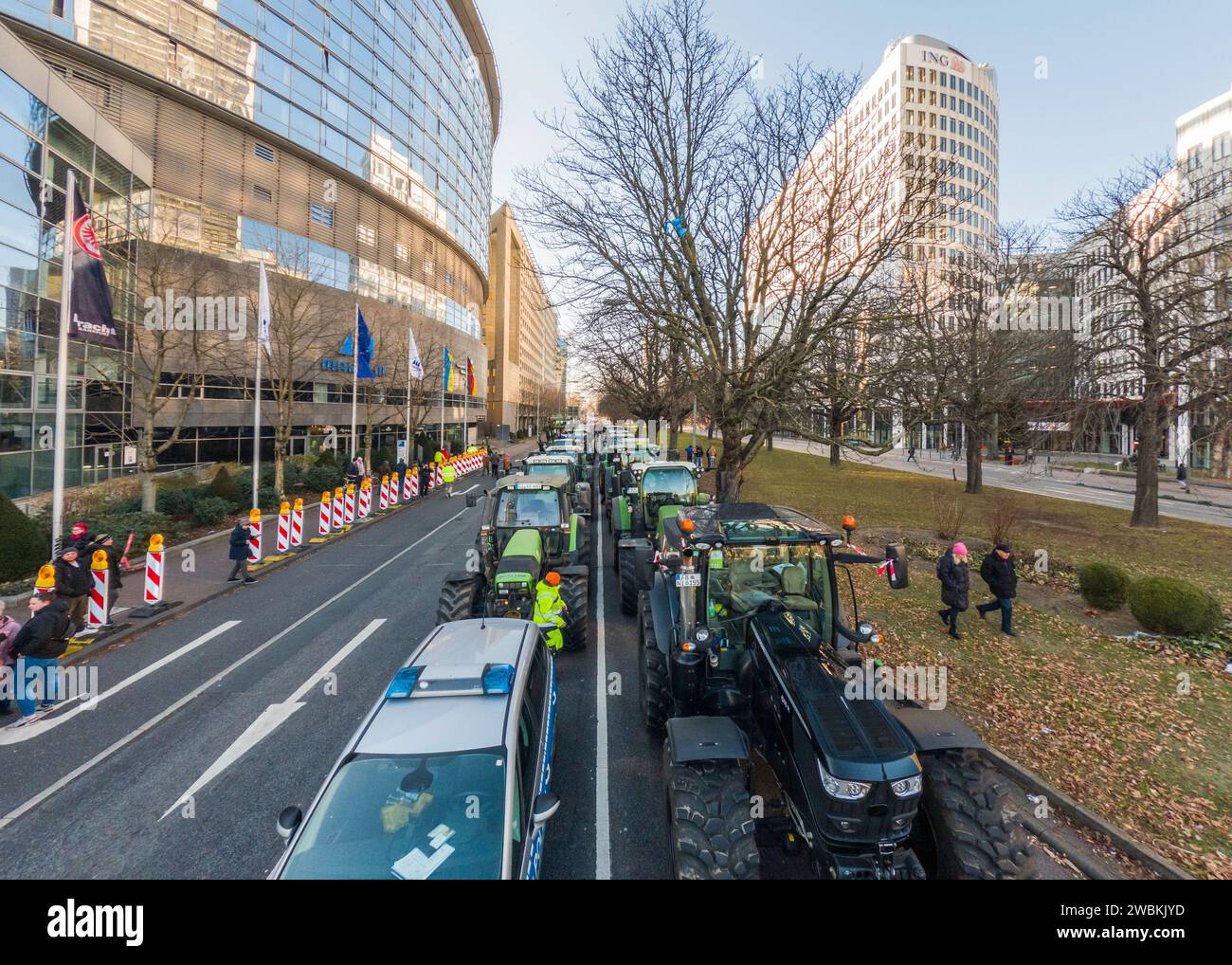 11. Januar 2024, Hessen, Frankfurt/Main: Die Traktoren stehen auf der ...