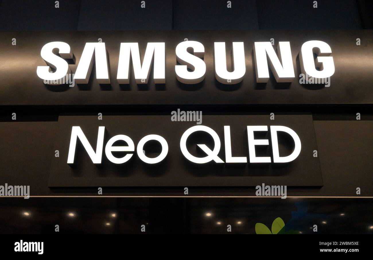 Schild mit dem Logo der Marke Samsung und dem Namen der Neo QLED ...