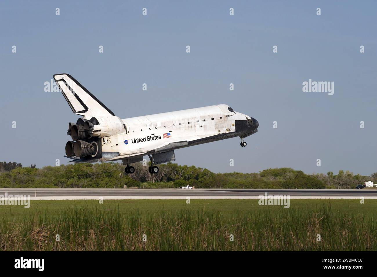 CAPE CANAVERAL, Fla. - Space Shuttle Discovery nähert sich der Landung ...