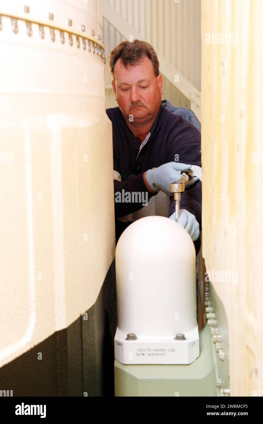 RAUMFAHRTZENTRUM KENNEDY, FLA. - Im Fahrzeugmontagegebäude befestigt ...