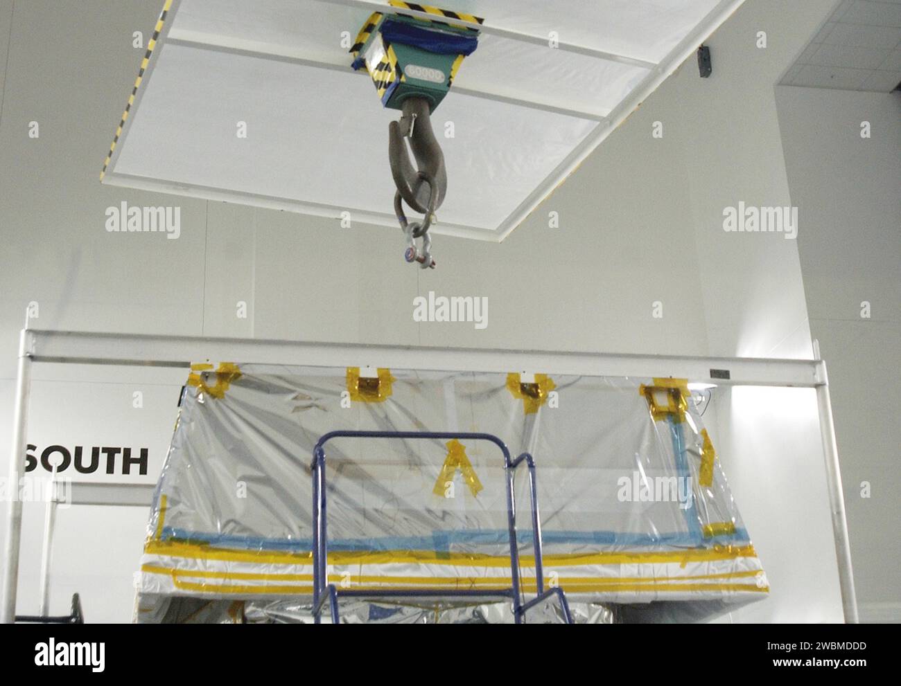 RAUMFAHRTZENTRUM KENNEDY, FLA. - In der Astrotech Payload Processing ...