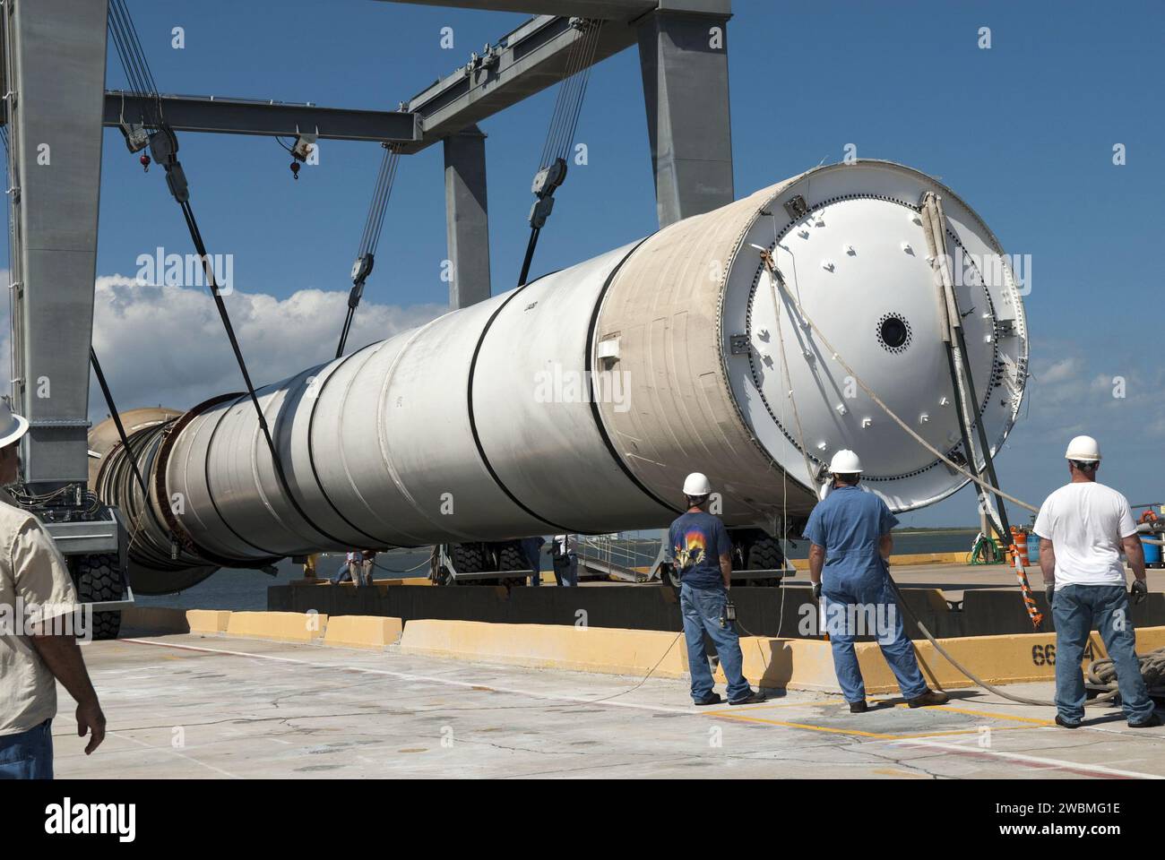CAPE CANAVERAL, Fla. -- Arbeiter am Hebeplatz der Solid Rocket Booster ...
