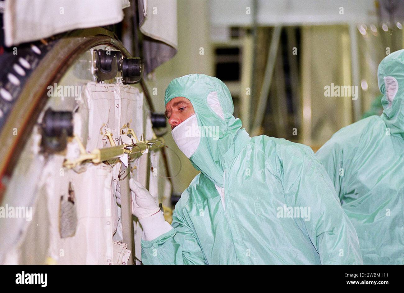 STS-100 Mission Specialist Chris Hadfield, in Schutzkleidung gekleidet ...