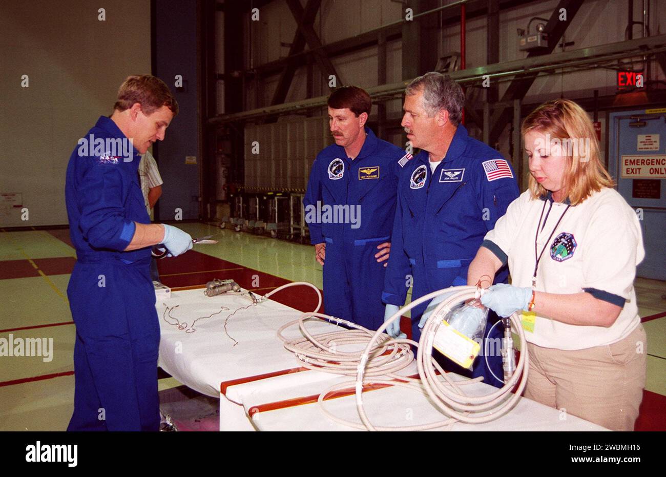 Die STS-100 Mission Specialists Scott Parazynski (links), Chris ...