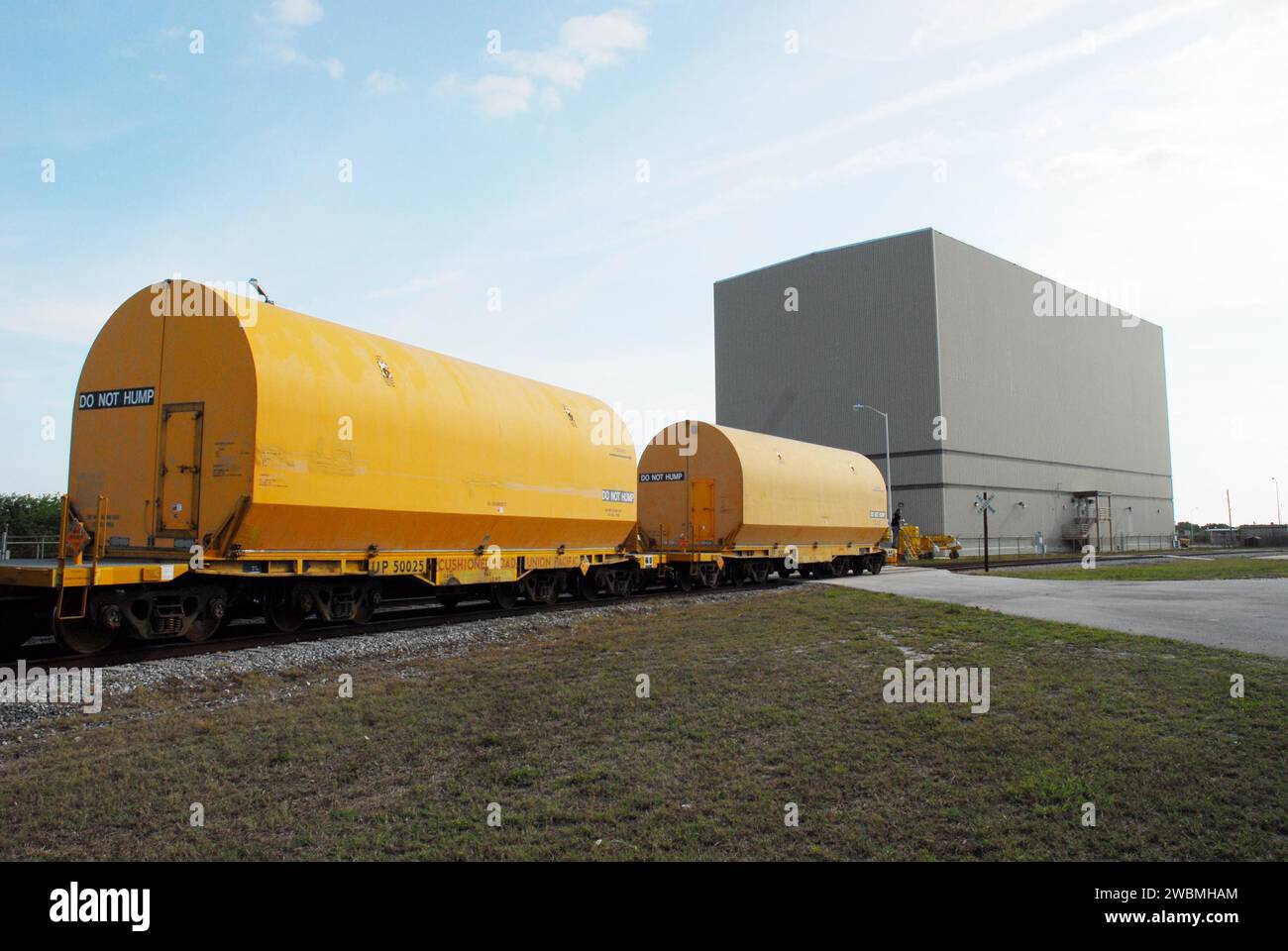 RAUMFAHRTZENTRUM KENNEDY, FLA. -- die Lokomotive und die Eisenbahnwagen ...