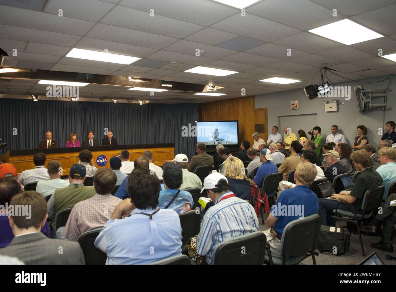 NASA-Beamte, darunter Lori Garver, Doug Cooke, Mike Curie und Mike ...