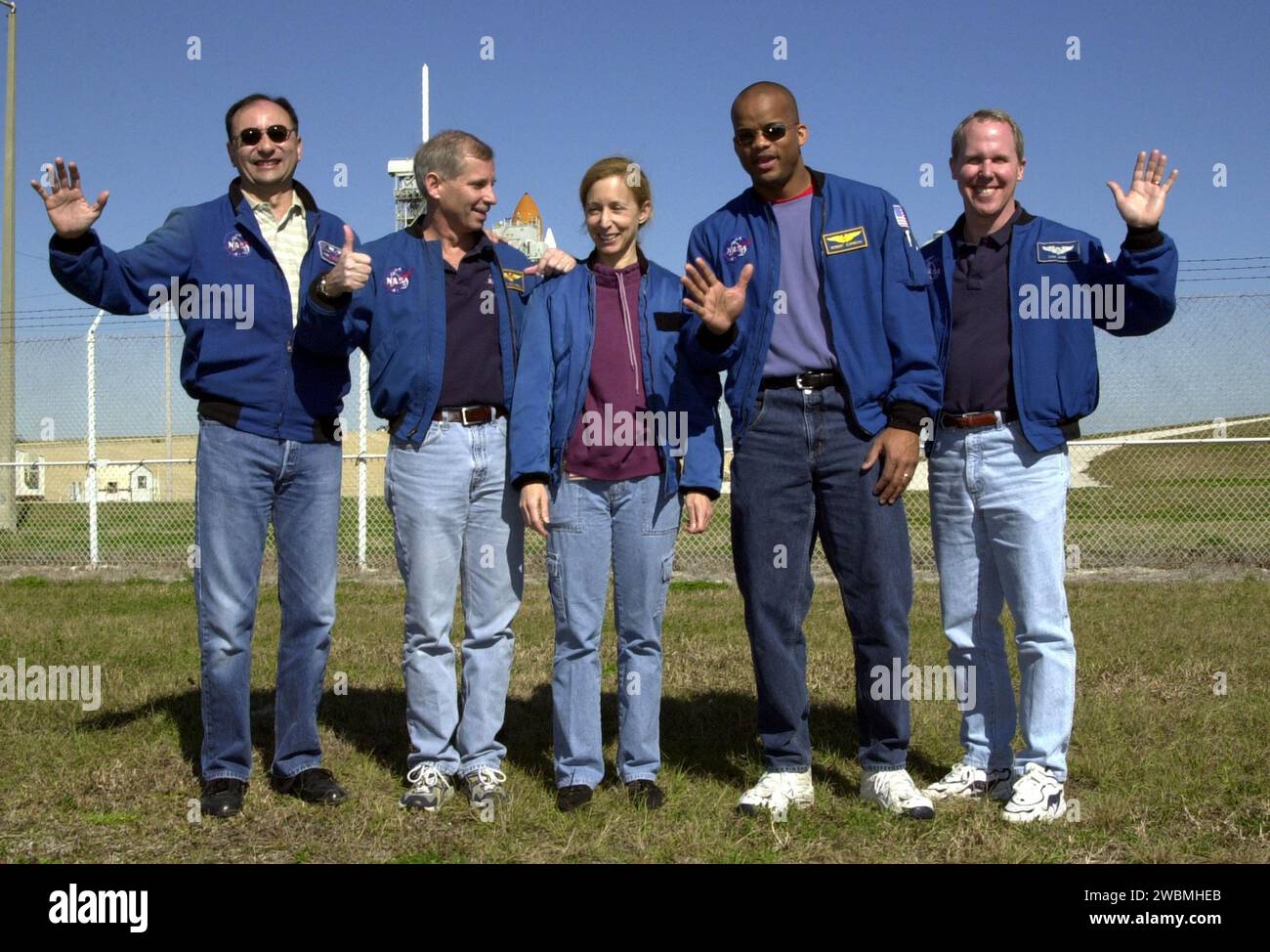 Die STS-98 Crew, die sich einen Tag vor dem Start auf dem Launch Pad 39A versammelt hat, winkt ...