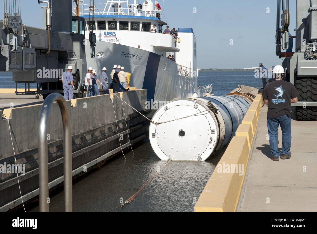 CAPE CANAVERAL, Fla. -- das Solid Rocket Booster Retrieval Ship Freedom ...