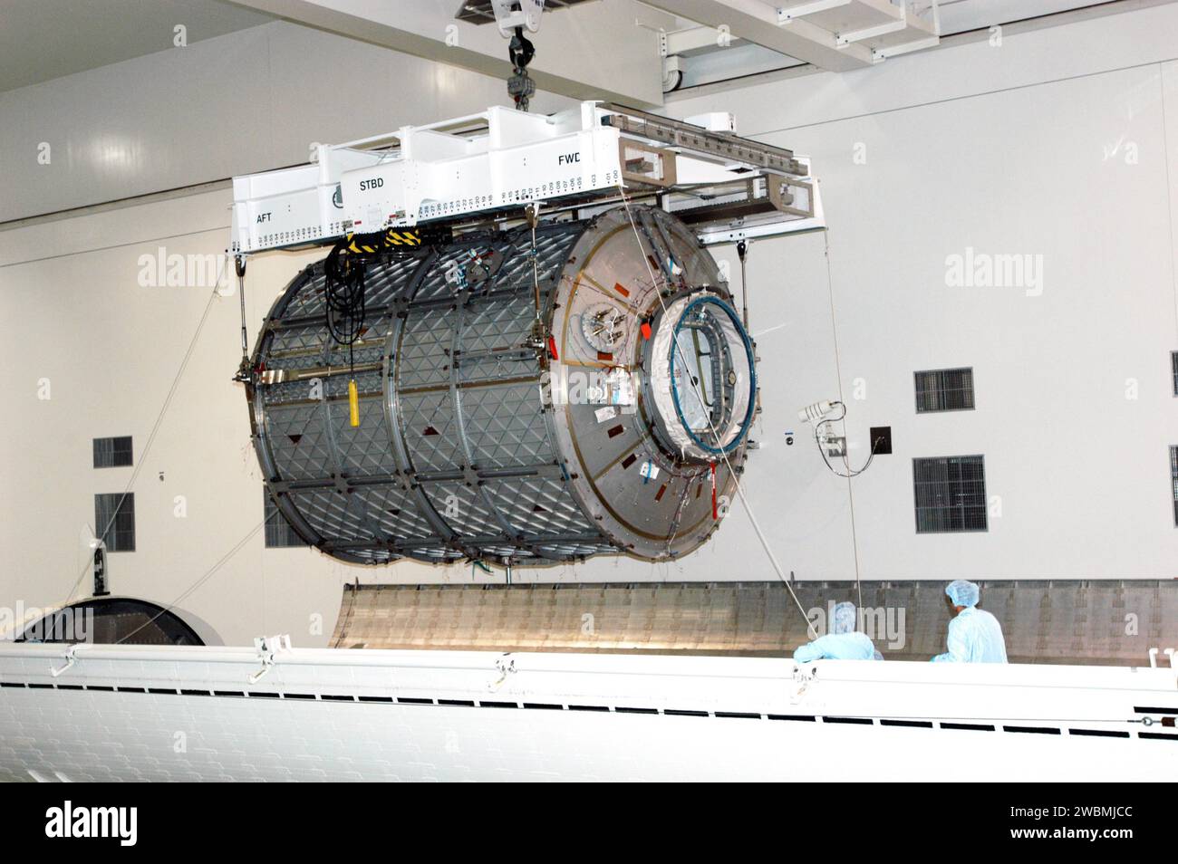 RAUMFAHRTZENTRUM KENNEDY, FLA. - In der Raumstation-Verarbeitungsanlage ...