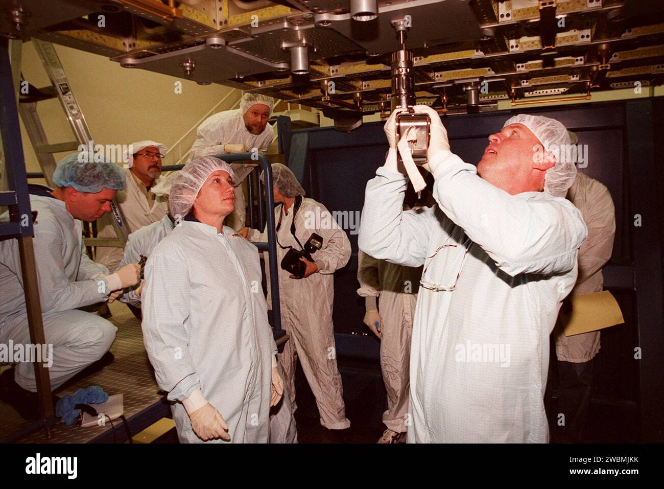 RAUMFAHRTZENTRUM KENNEDY, FLA. -- bei SPACEHAB übt STS-102 ...