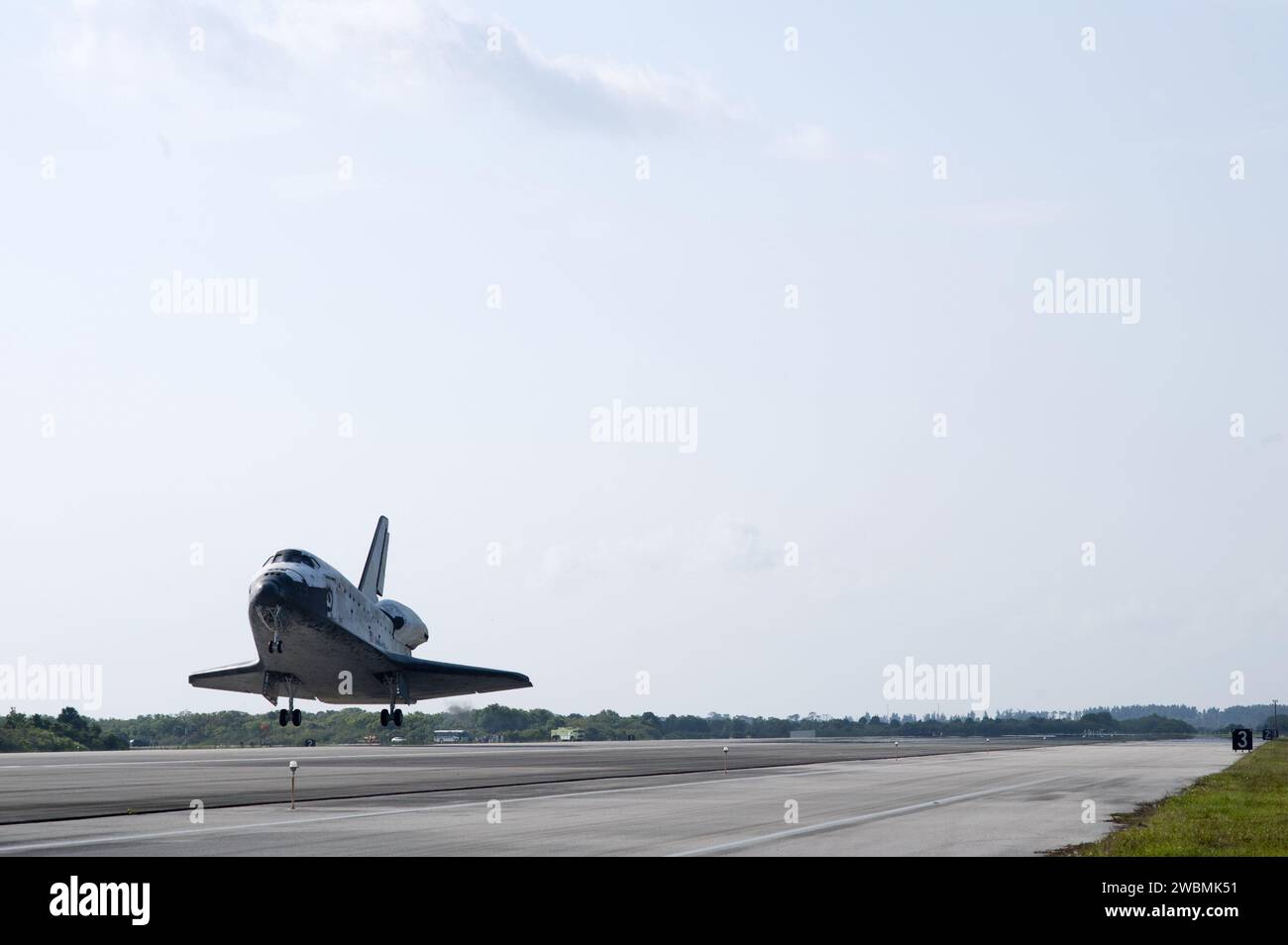 CAPE CANAVERAL, Fla. - Space Shuttle Discovery nähert sich der Landung ...